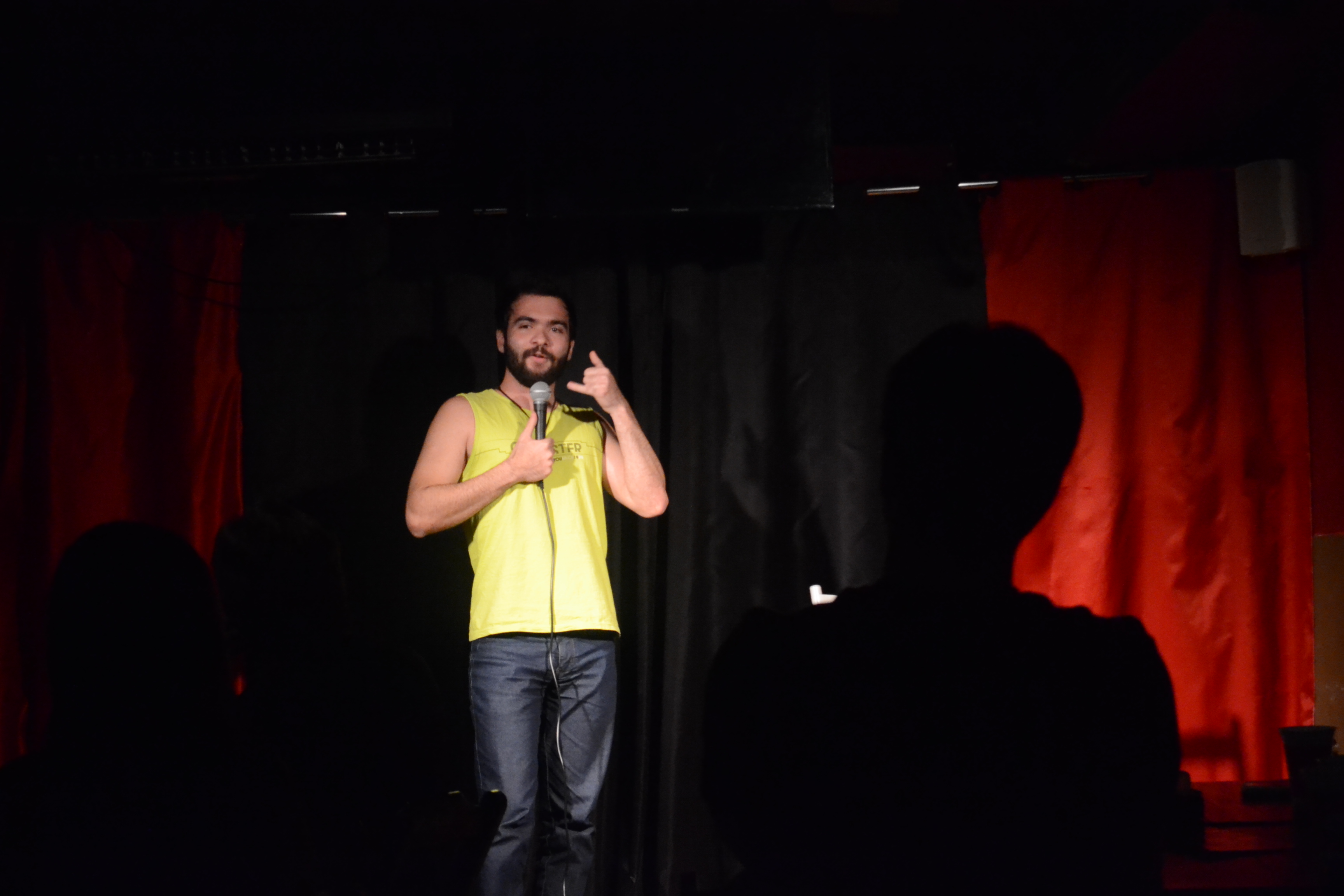 Microfone e riso fácil: conheça comediantes de stand up no Distrito ...