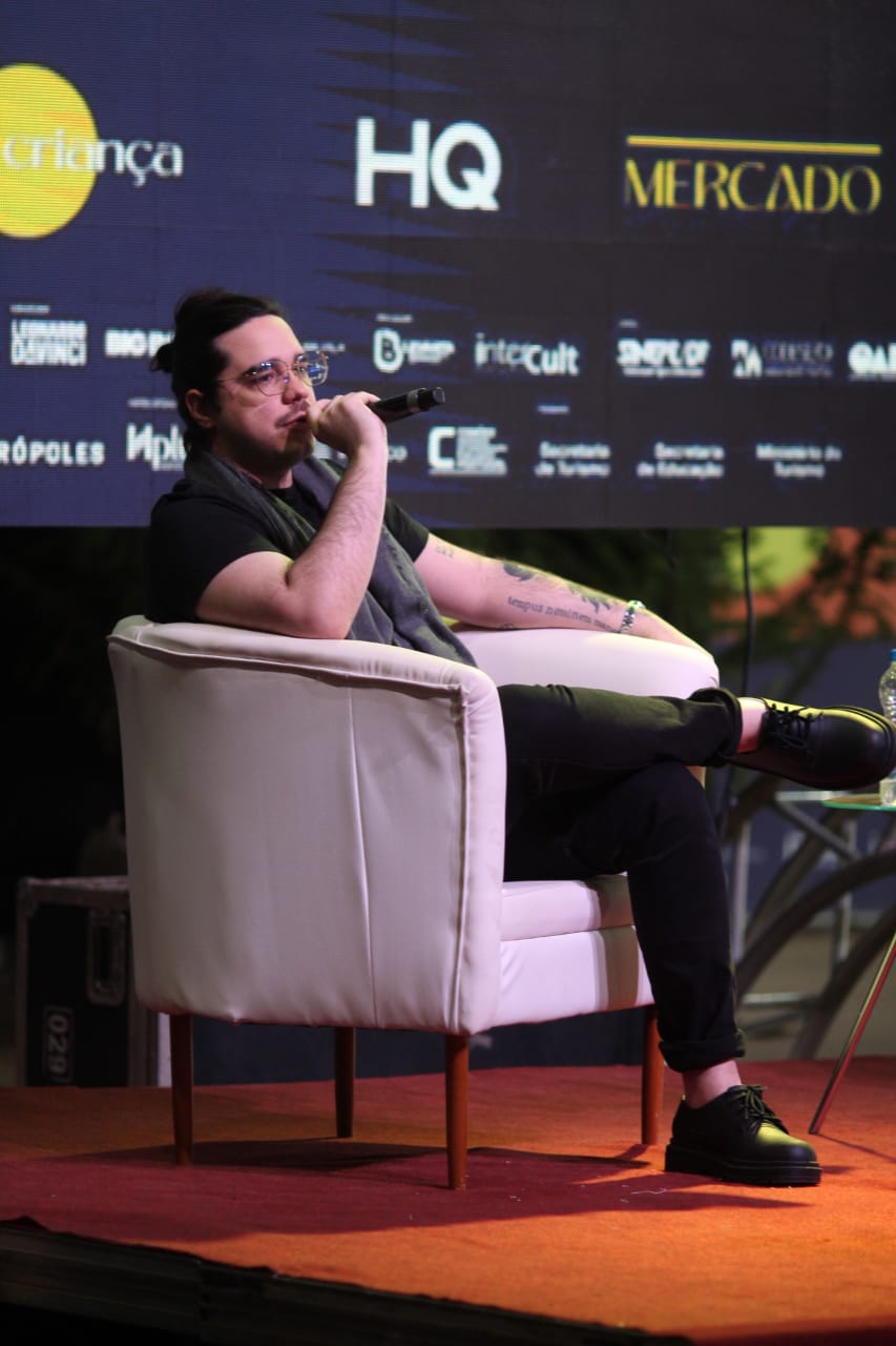 Bienal: Akapoeta diz que poesia é como um grito e que versos se ...